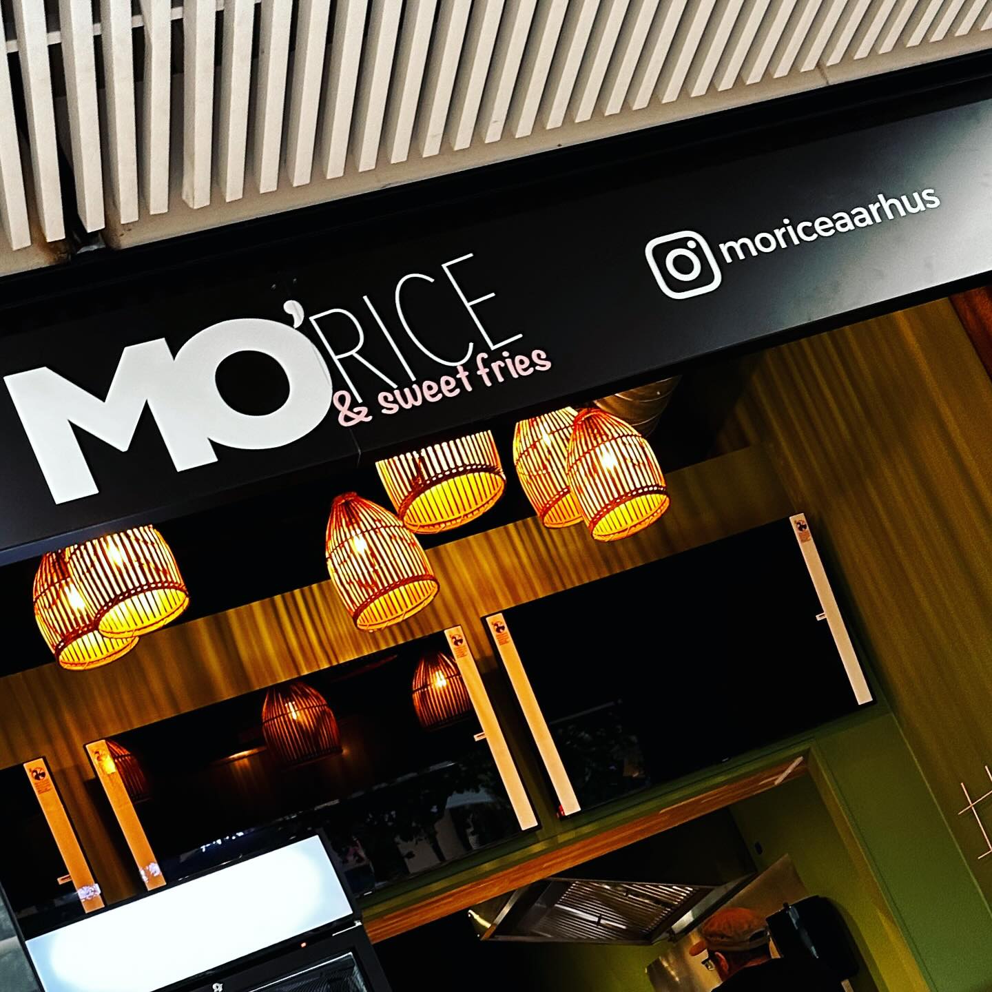 Grand Opening hos Mo'Rice 🍣🎉 | girafpingvin